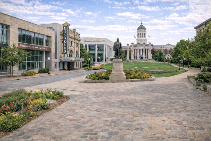 Columbia Missouri Scavenger Hunt: Columbia: Columns, Curtains, and Comics